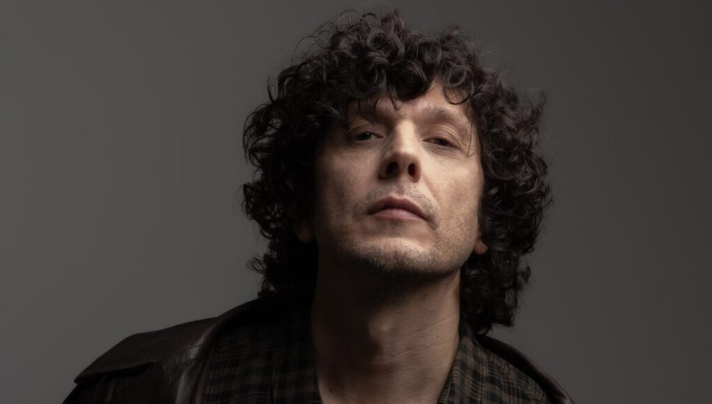Ermal Meta canta le “Funzioni vitali” dell’uomo di oggi - Spettakolo.it